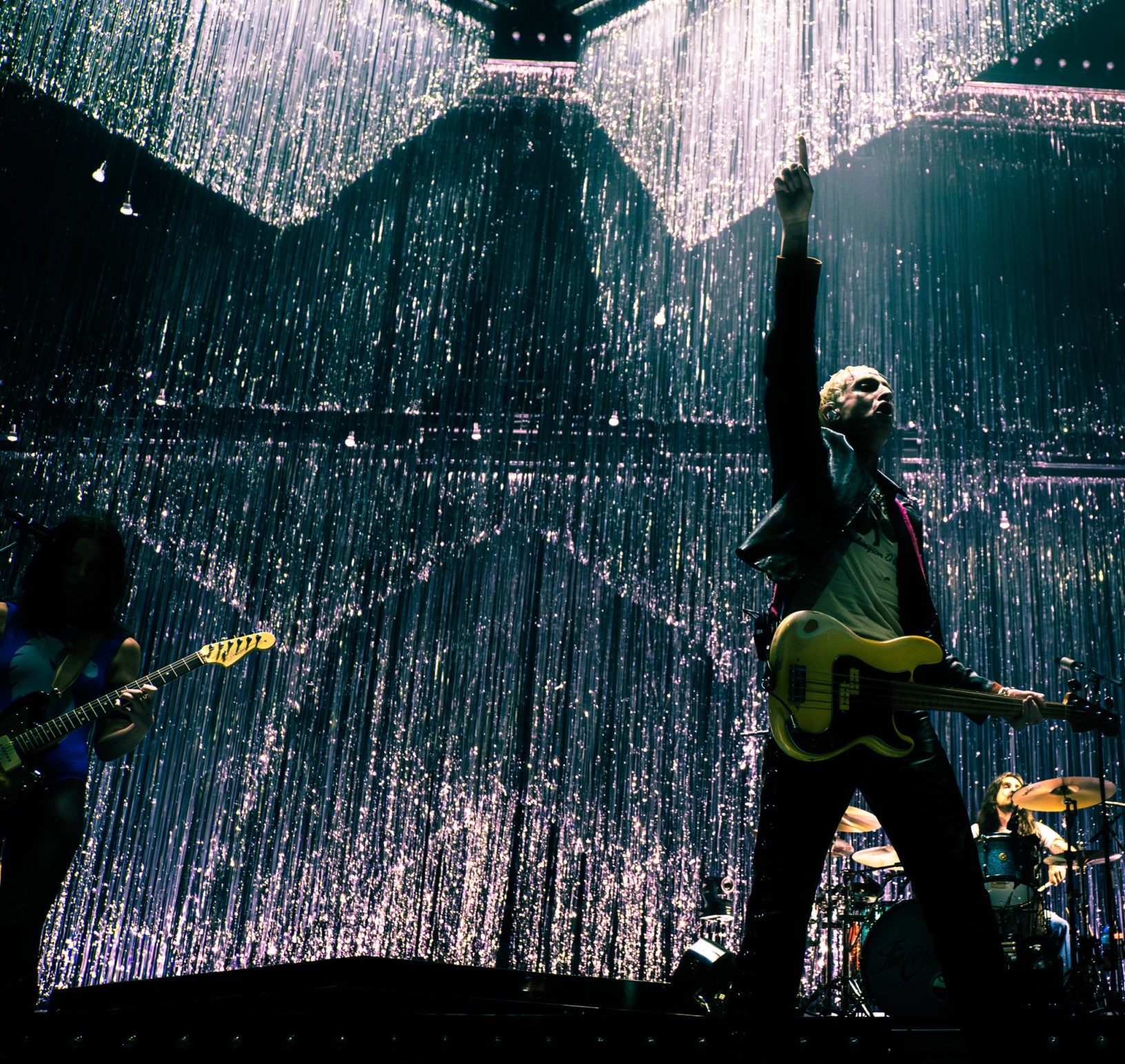 WOLF ALICE – LIVE REVIEW – FIRST DIRECT ARENA – T H E S O N G B I R D